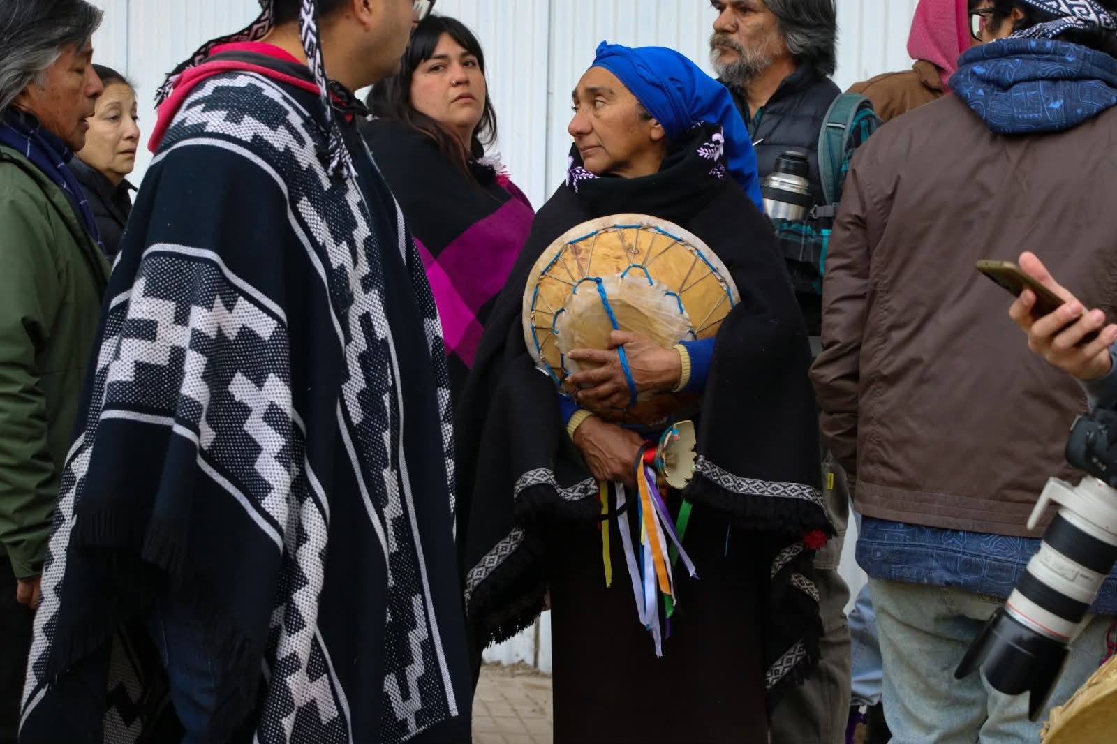 Desalojaron a manifestantes mapuches frente a Casa de Gobierno ...
